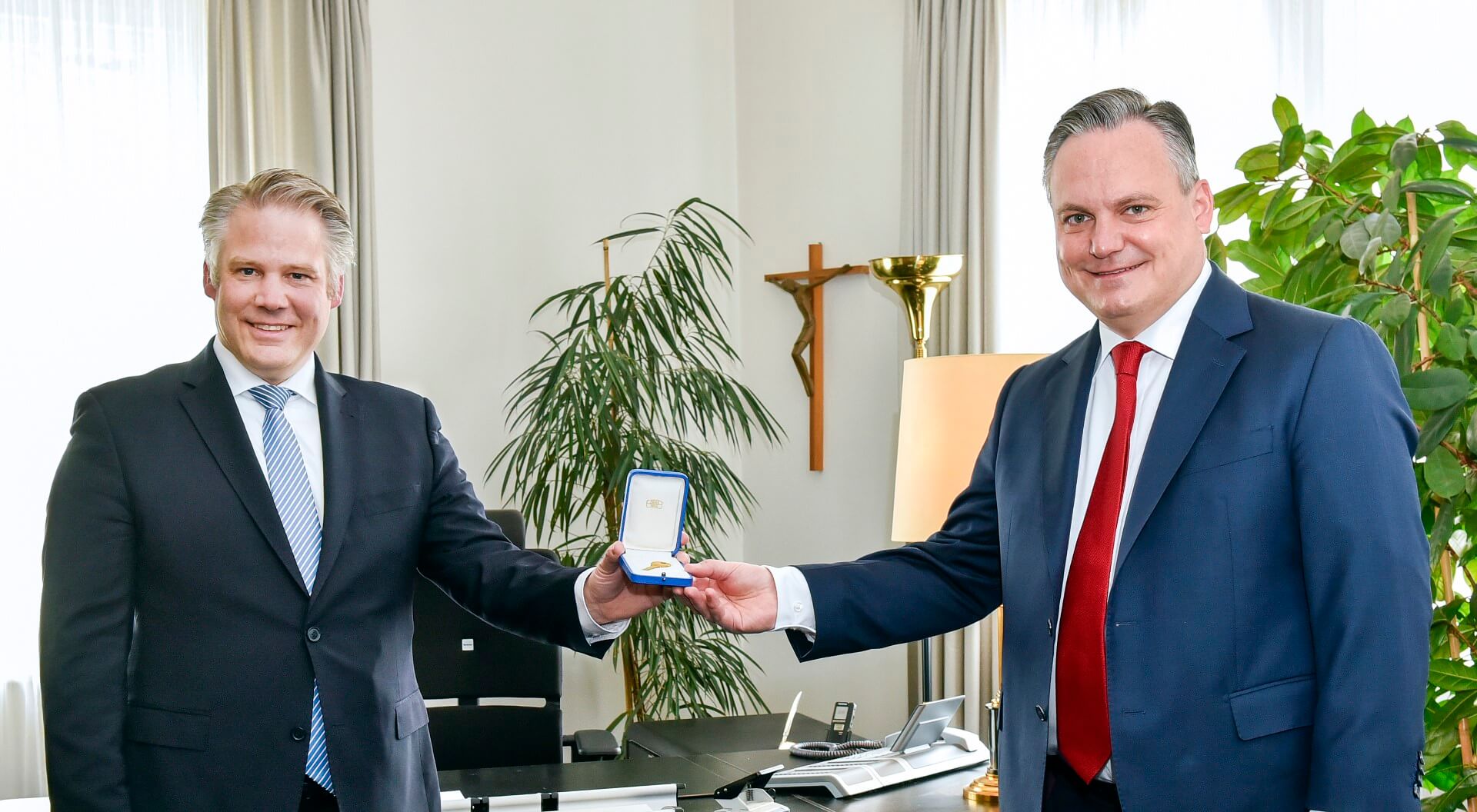 Schlüsselübergabe an OB Scharpf